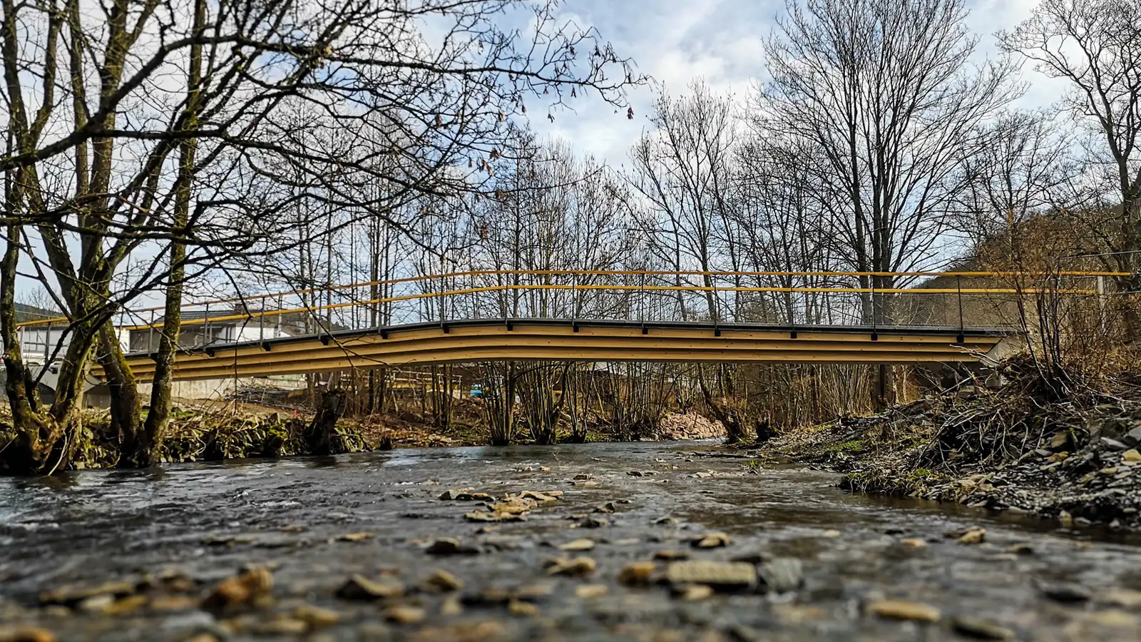 Timber girder bridge replaces foot and cycle path bridge over the Lenne ...
