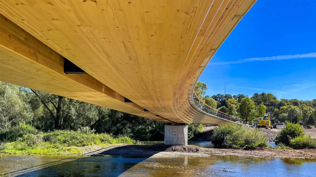 Timber bridges and timber buildings made of BSH
